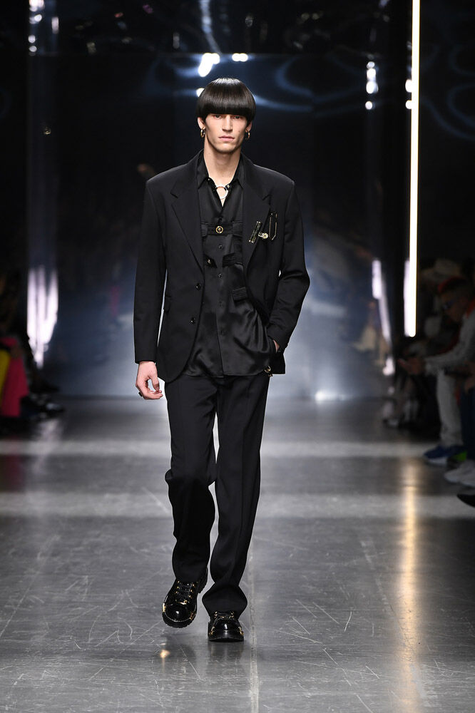 Versace Menswear FW Fashion Show US Online Store Versace Menswear FW Fashion Show US Online Store